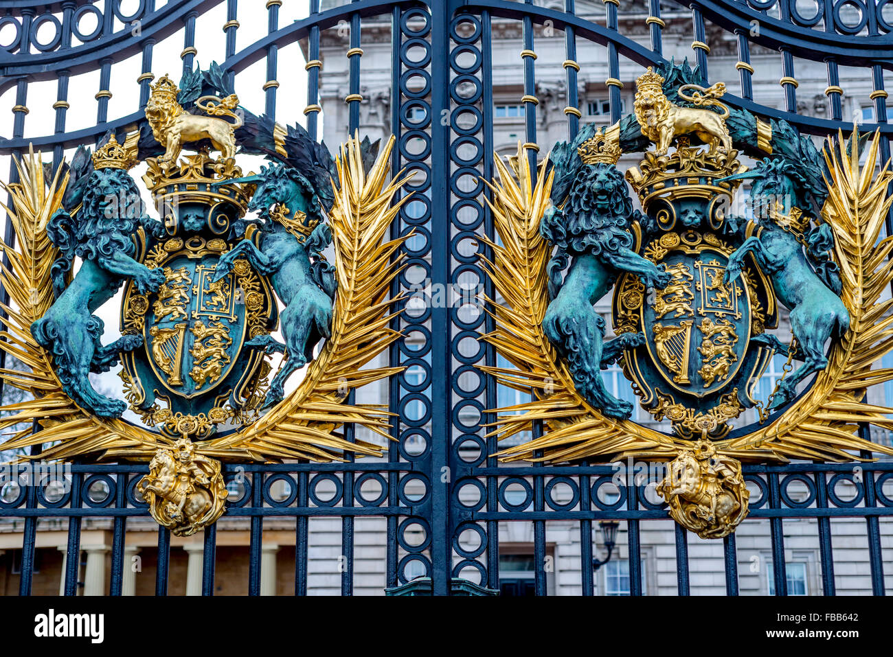 Schöne Wappen mit Löwe und Pferd an der Pforte des Buckingham Palace ...