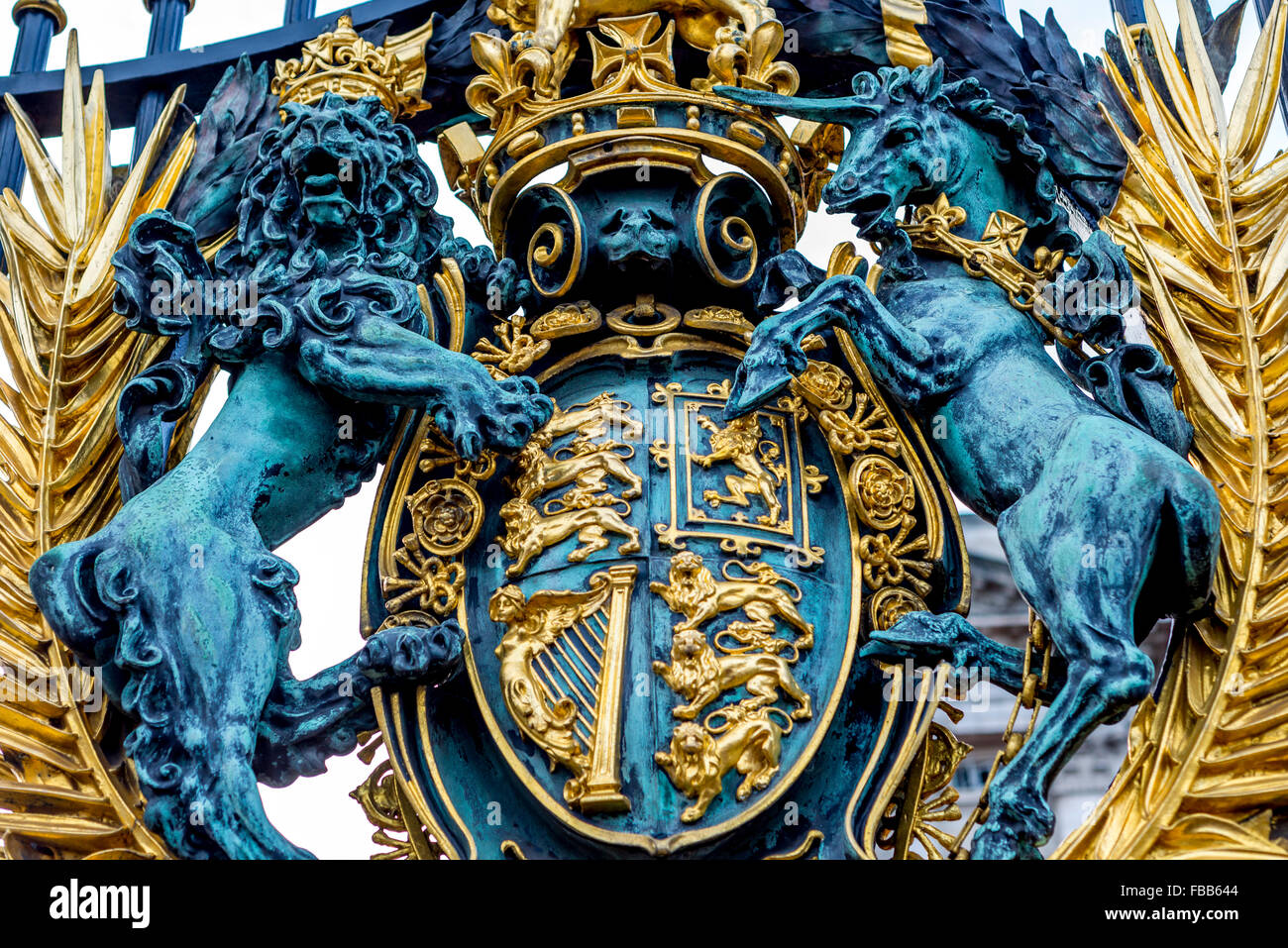 Schöne Wappen mit Löwe und Pferd an der Pforte des Buckingham Palace ...