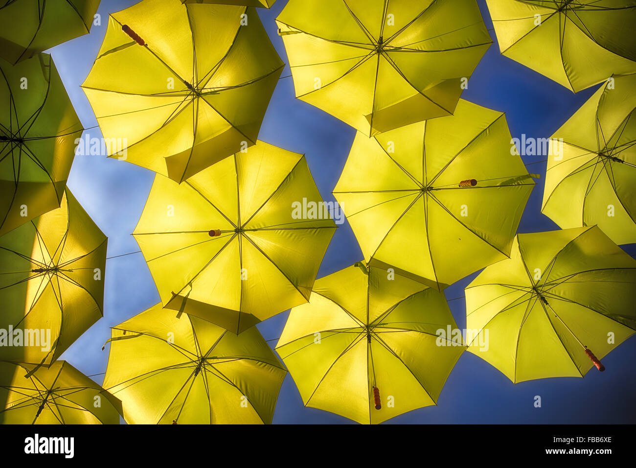 Mit offenen schirmen -Fotos und -Bildmaterial in hoher Auflösung – Alamy