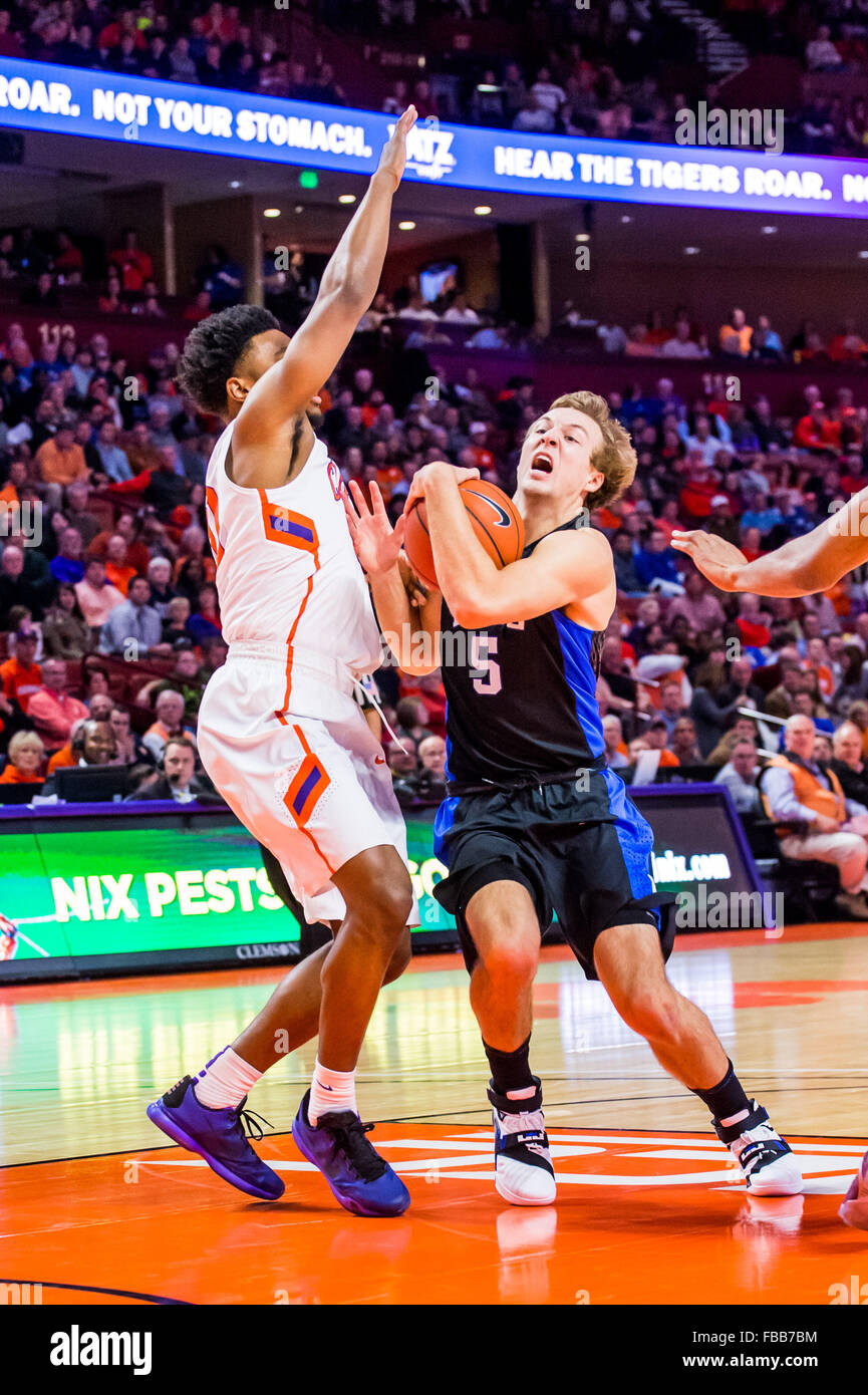 Duke Blue Devils Guard, die Luke Kennard (5) von Clemson Tigers gefoult ...