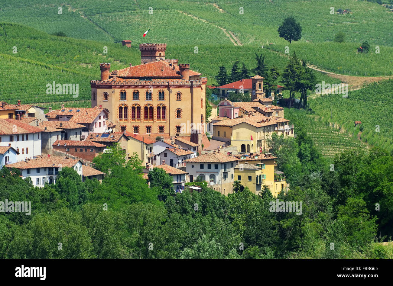 Barolo schloss -Fotos und -Bildmaterial in hoher Auflösung – Alamy