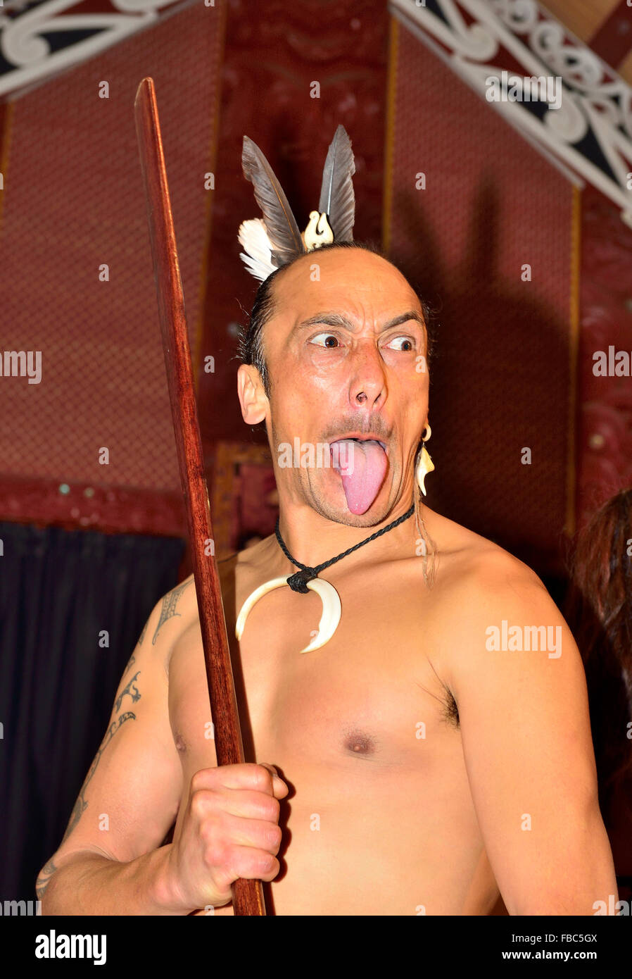Maori-Männchen, das einen Teil der Maori-Challenge (Haka) mit einem ...
