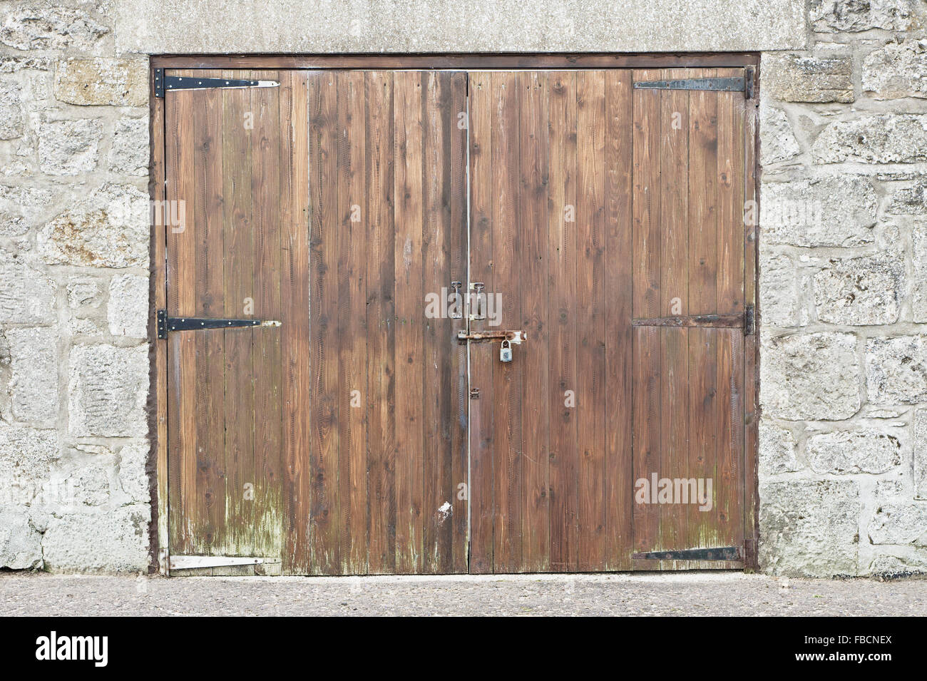 Garagentor aus holz -Fotos und -Bildmaterial in hoher Auflösung – Alamy