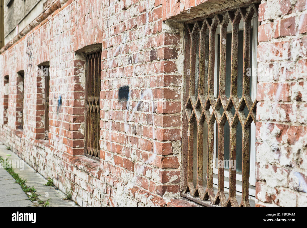 Fenster mit rostigen gittern -Fotos und -Bildmaterial in hoher ...