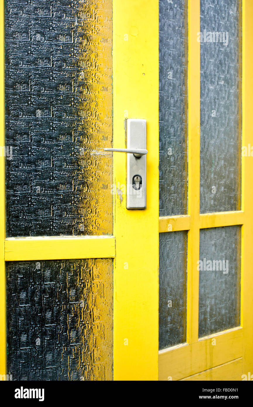 Gelbe holztafeln -Fotos und -Bildmaterial in hoher Auflösung – Alamy