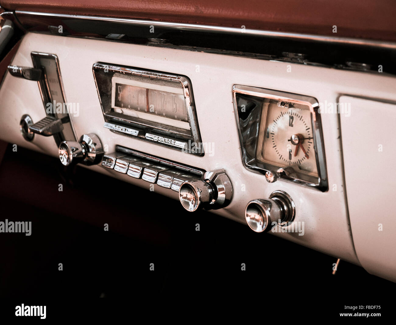 Vintage car radio -Fotos und -Bildmaterial in hoher Auflösung – Alamy