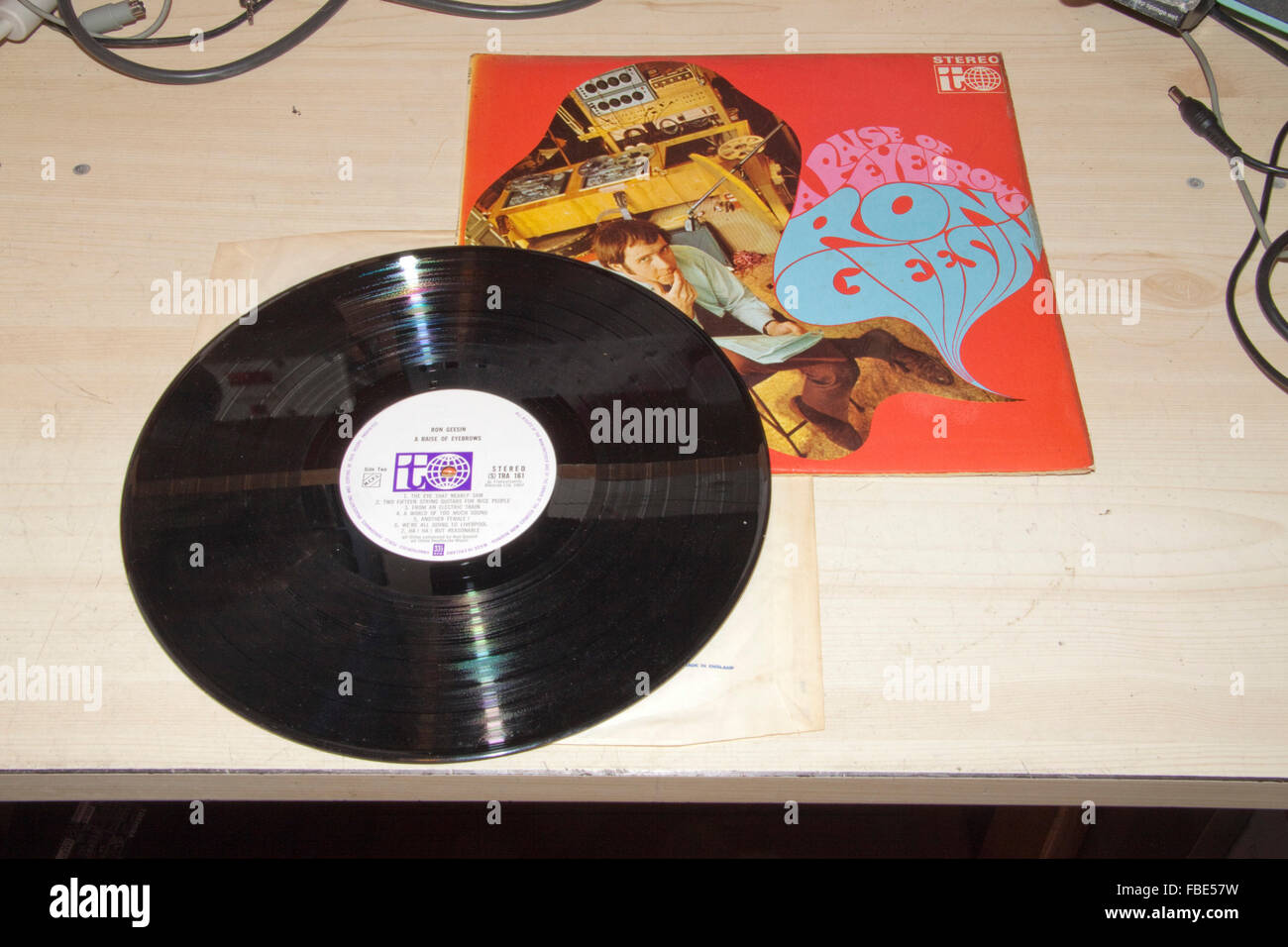 Raise eyebrows -Fotos und -Bildmaterial in hoher Auflösung – Alamy