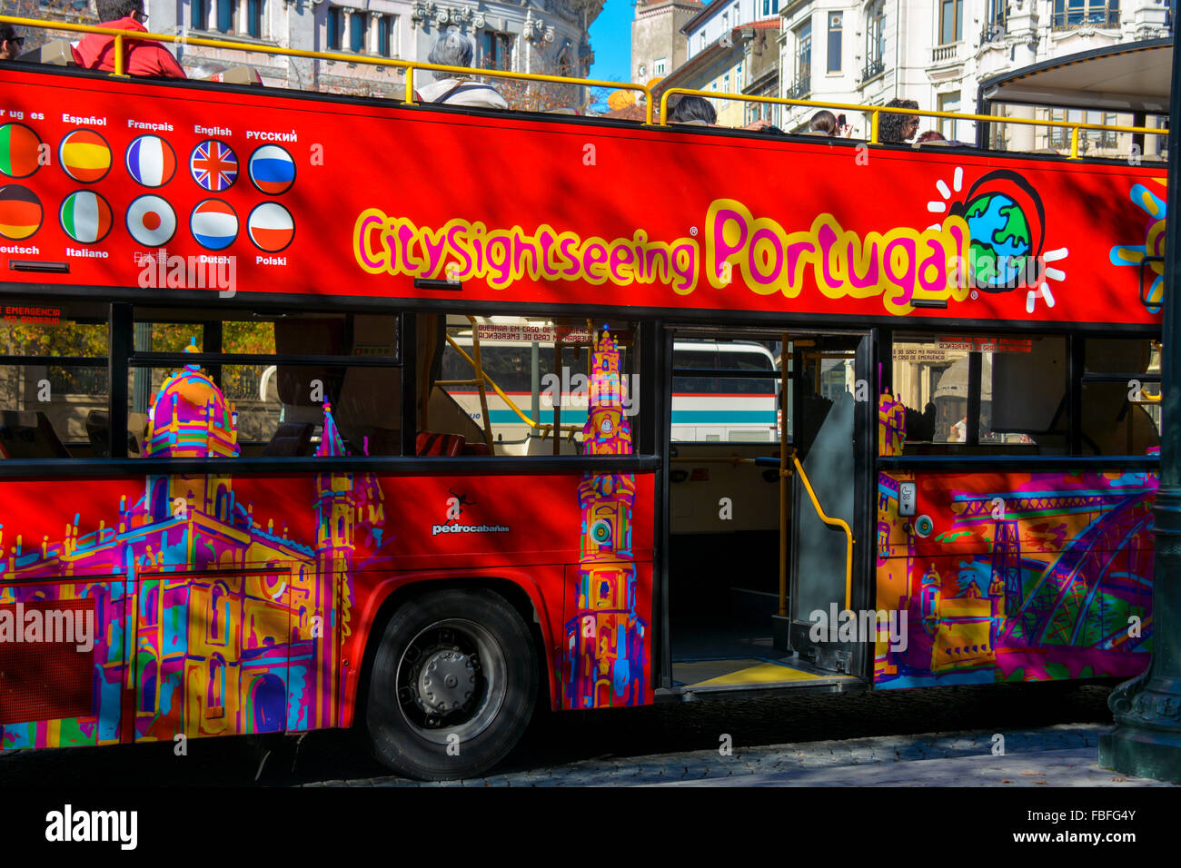 Bus mit offenem dach -Fotos und -Bildmaterial in hoher Auflösung ...