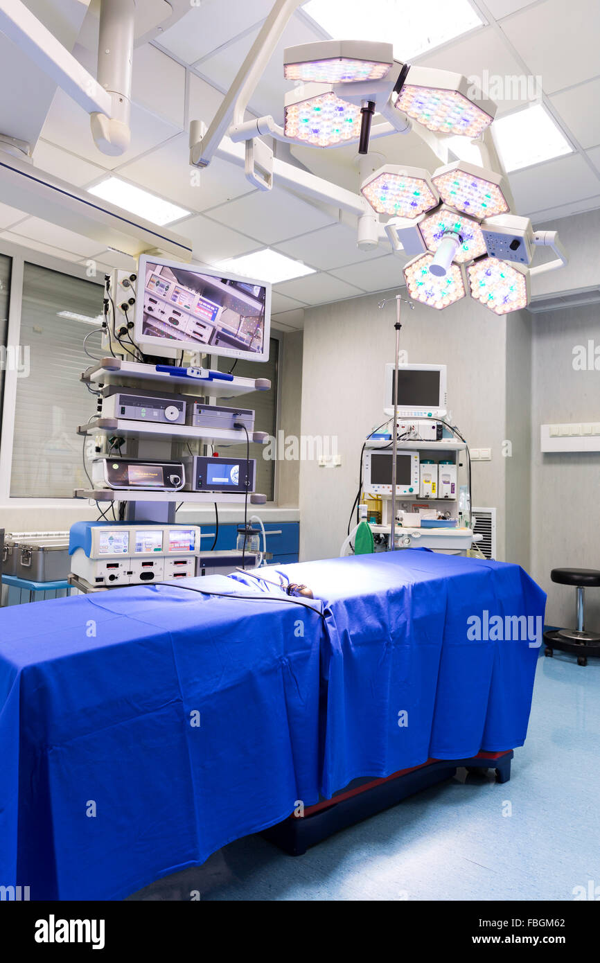 Neue OP-Saal in ein modernes Krankenhaus. Vertikales Bild ...