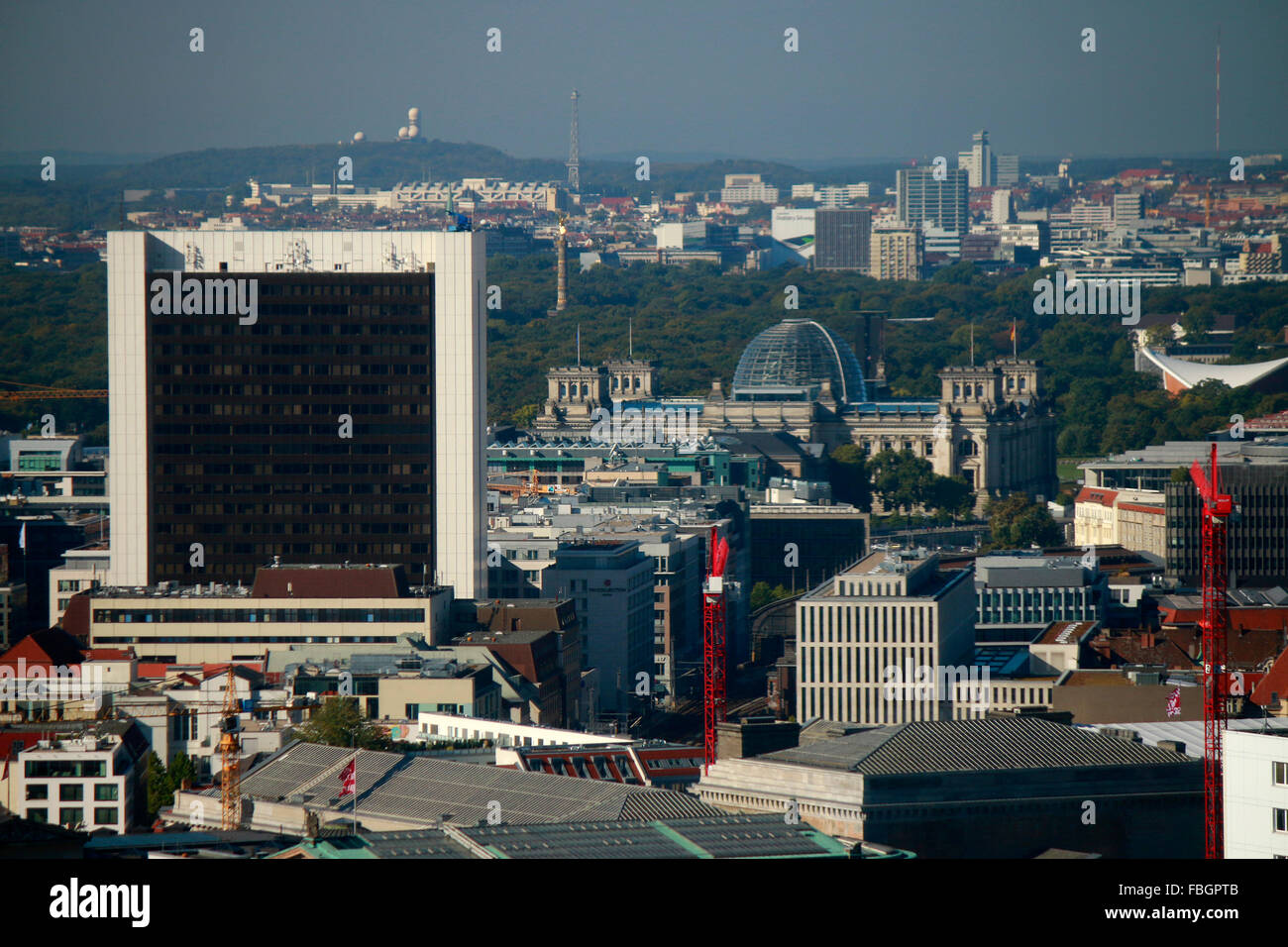 Luftbild: Skyline von Berlin Mitte, Im Hintergrund: Reichstag ...