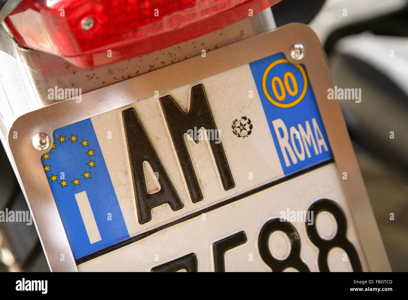 Nummernschild auf Motorrad geparkt in Rom, Italien, lesen, "Ich bin ...