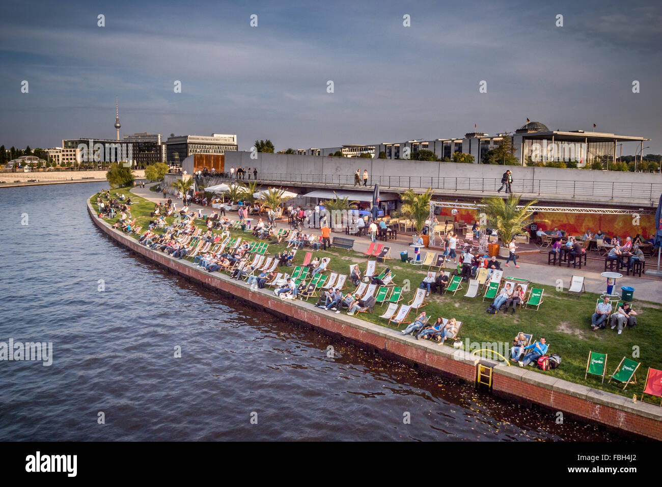 Capital Beach-Strandbar, gegenüber dem Hauptbahnhof in Berlin ...