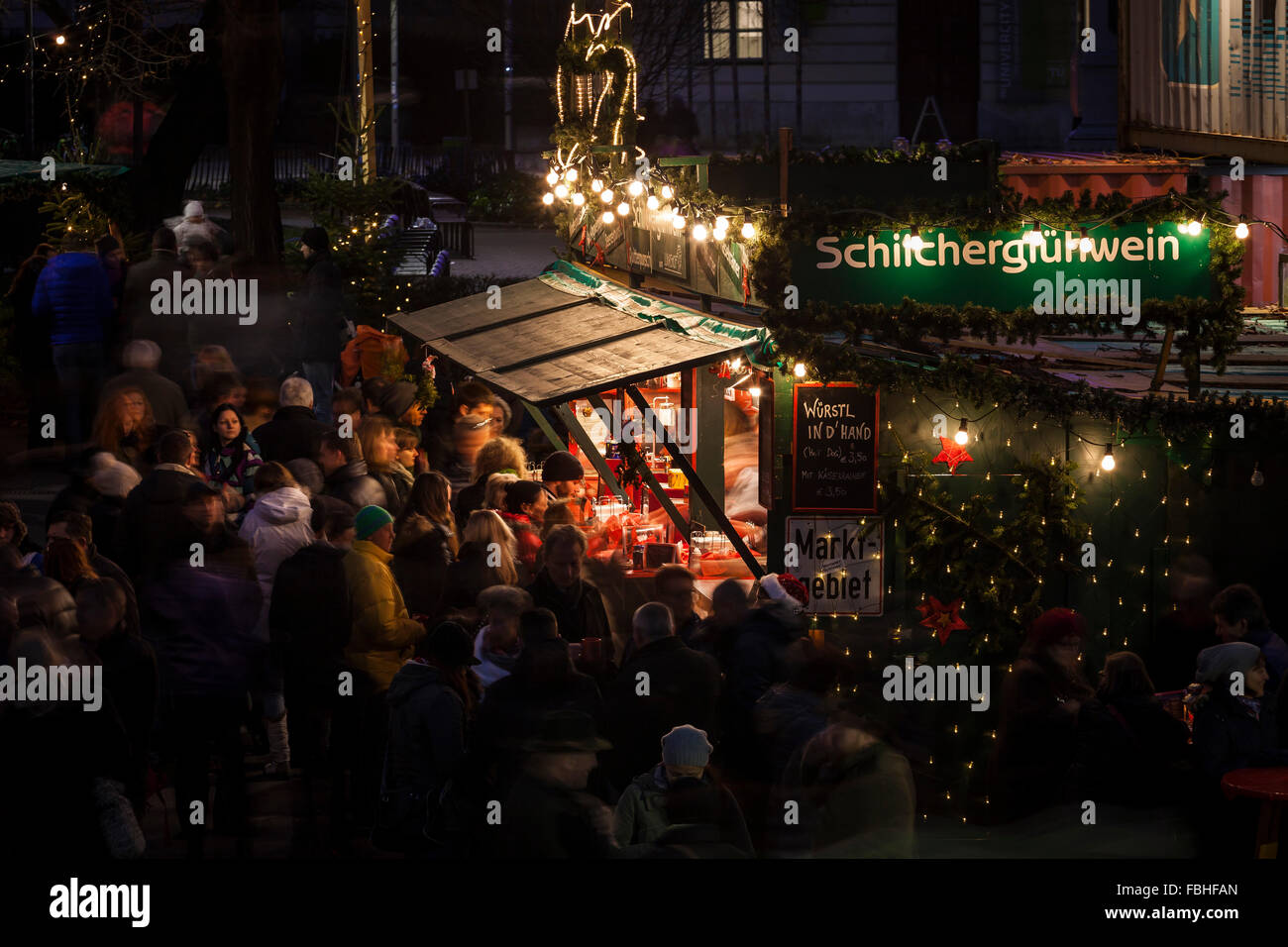 Österreich, Wien, Karlsplatz, Weihnachtsmarkt, heißen Punsch-Stand ...