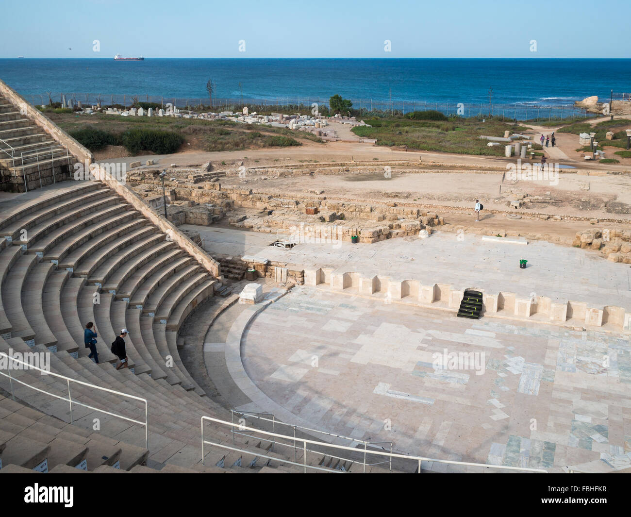 Caesarea römische Amphitheater mit dem Mittelmeer im Hintergrund ...