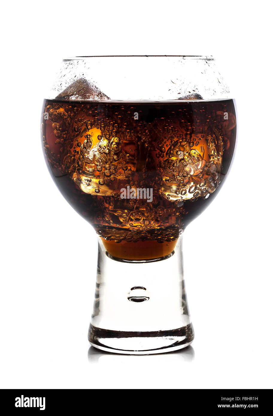 Glas Cola mit Eis auf weißem Hintergrund Stockfotografie - Alamy