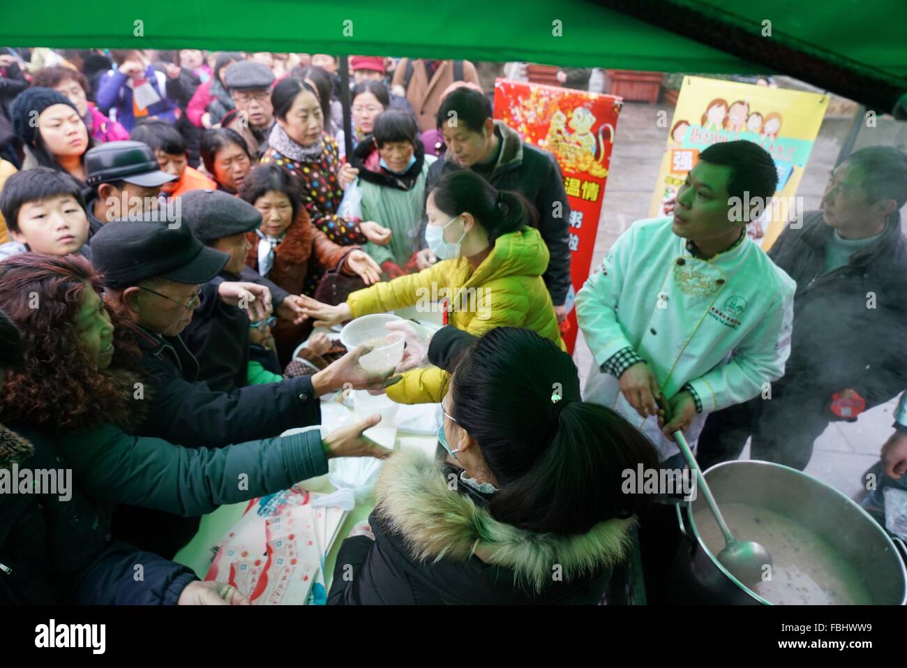 Nanjing, China Jiangsu Provinz. 17. Januar 2016. Menschen bekommen ...
