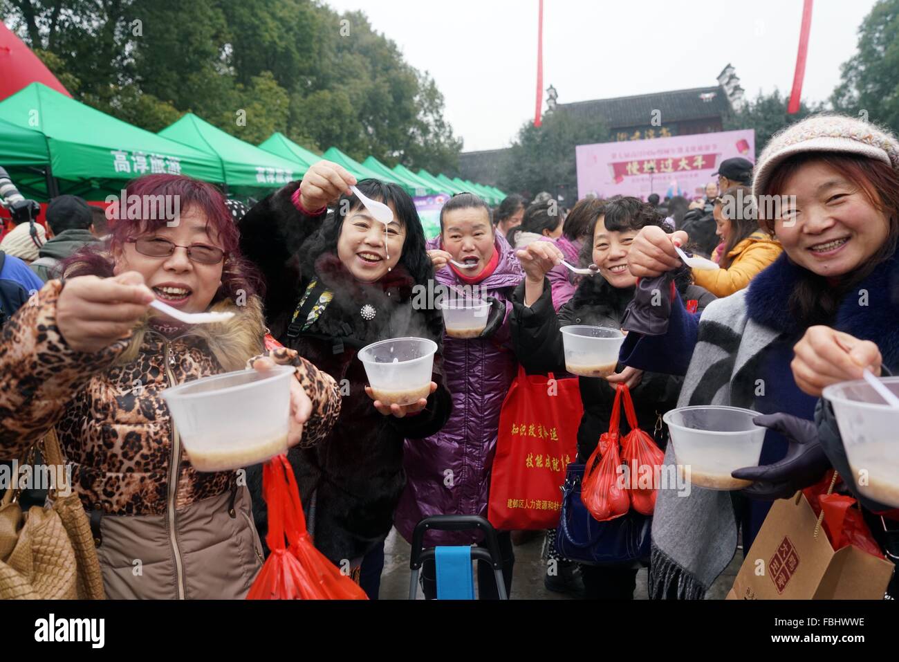 Nanjing, China Jiangsu Provinz. 17. Januar 2016. Menschen Essen ...