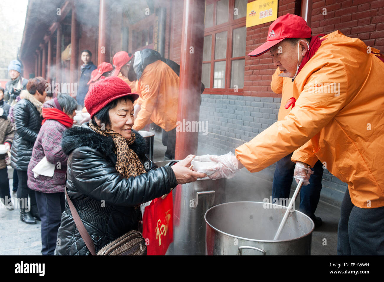 Luoyang, Henan Provinz. 17. Januar 2016. Menschen bekommen kostenlose ...