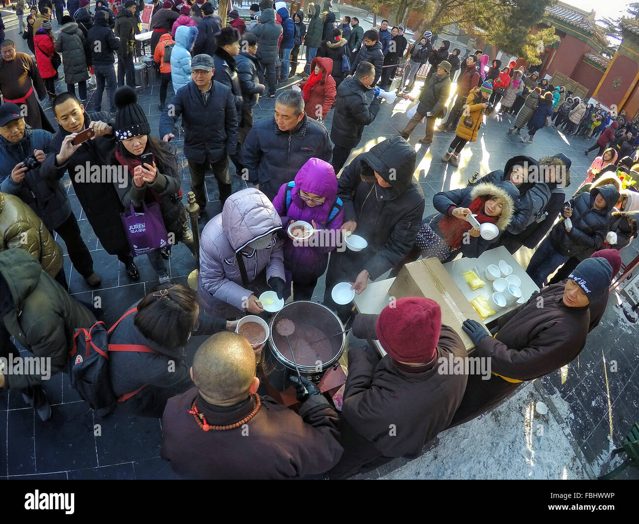 Peking, China. 17. Januar 2016. Menschen bekommen kostenlose Laba Brei ...