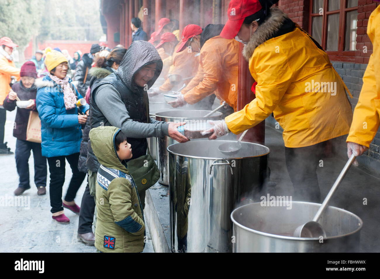 Luoyang, Henan Provinz. 17. Januar 2016. Menschen bekommen kostenlose ...