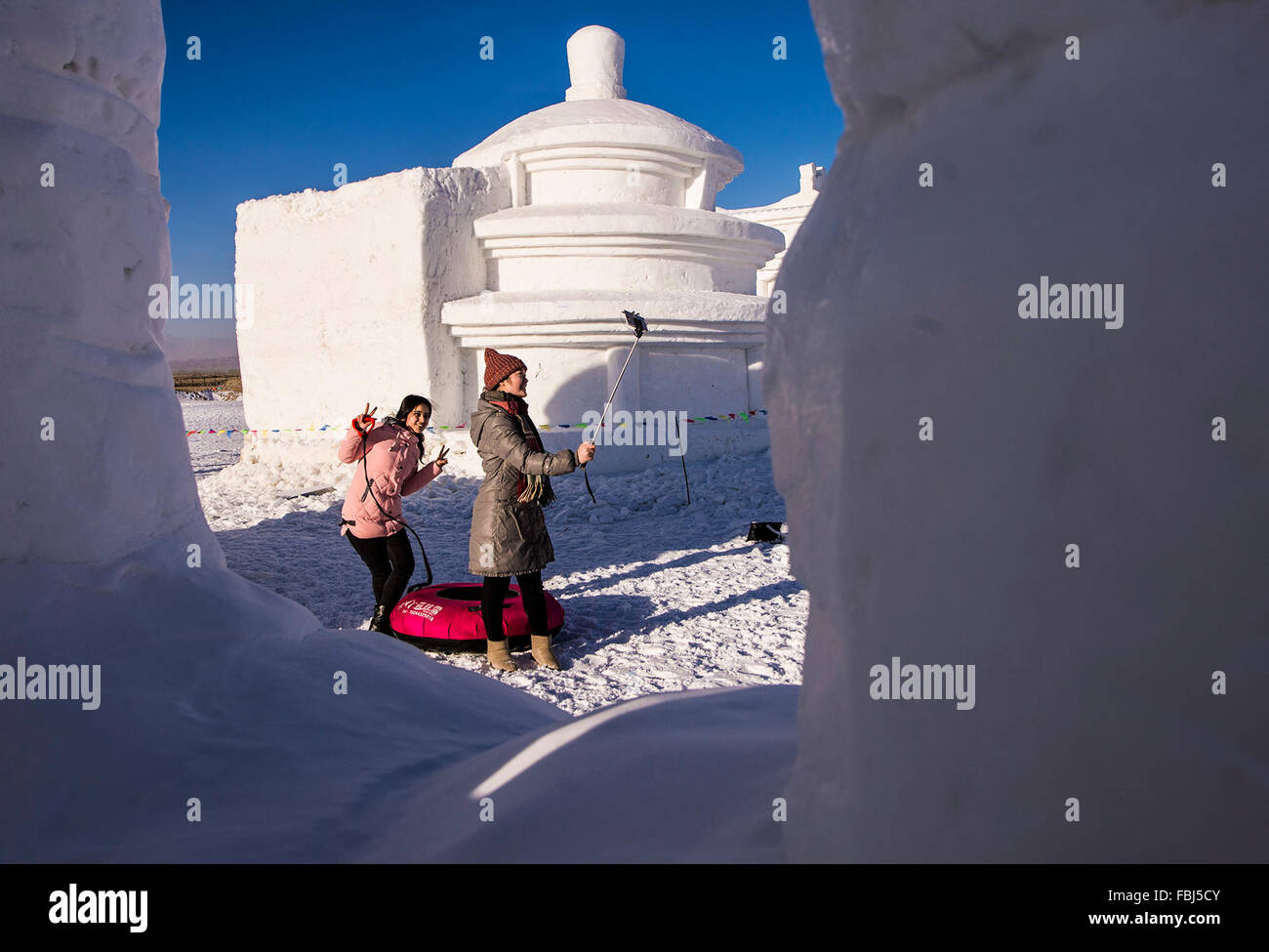 Zepu, Chinas Xinjiang Uygur Autonome Region. 16. Januar 2016. Touristen ...
