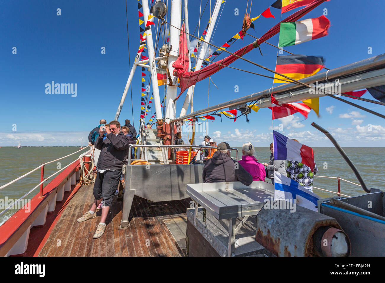 Kutter Regatta, Passagiere auf den Fischkutter vor Neuharlingersiel ...