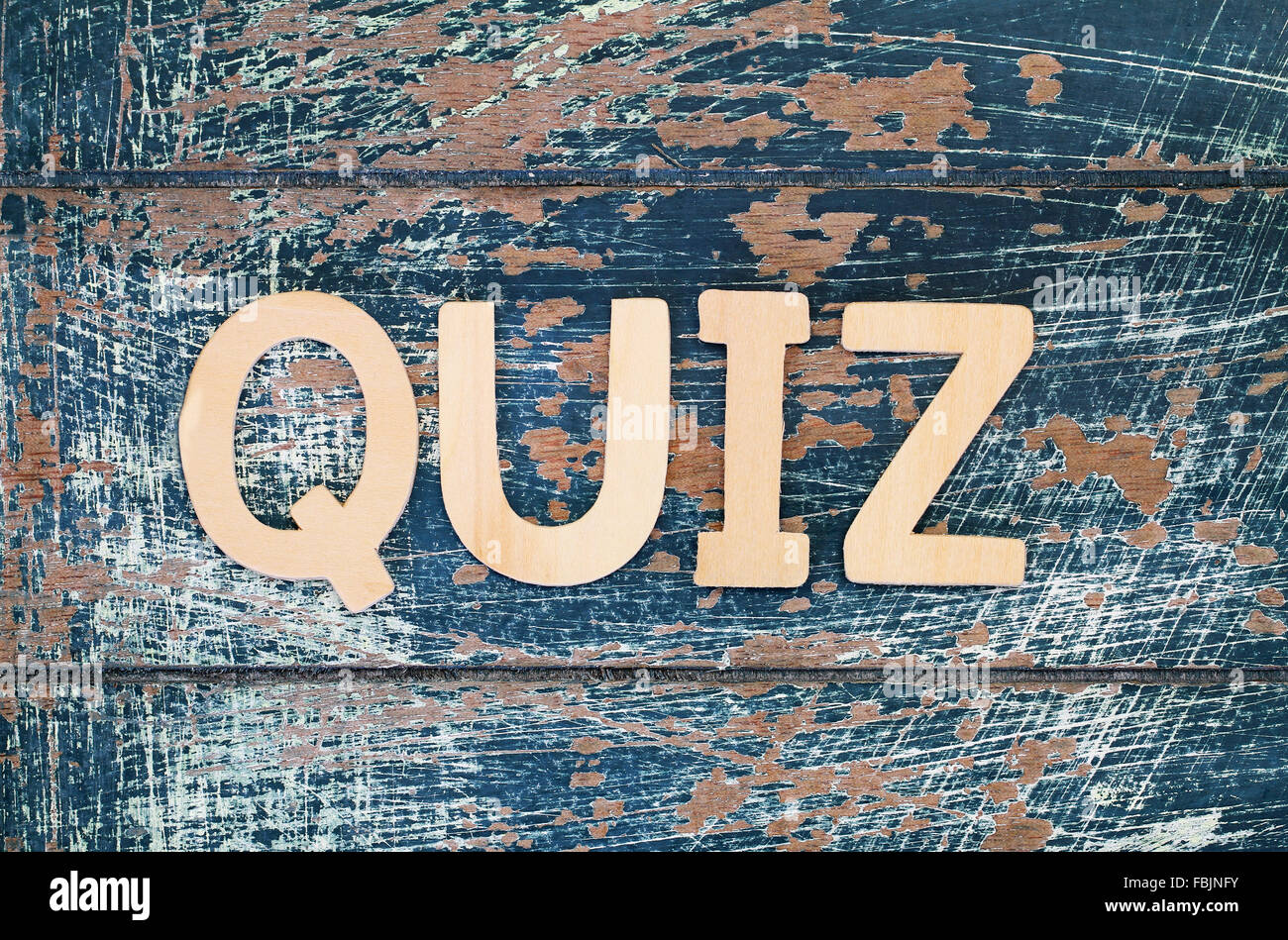 Wort-Quiz mit Holzbuchstaben auf rustikale Oberfläche geschrieben ... Wort-Quiz mit Holzbuchstaben auf rustikale Oberfläche geschrieben ...