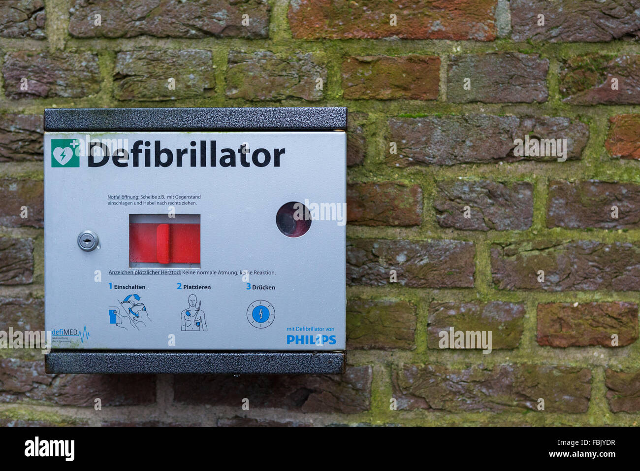 Defibrillator an der wand -Fotos und -Bildmaterial in hoher Auflösung ...