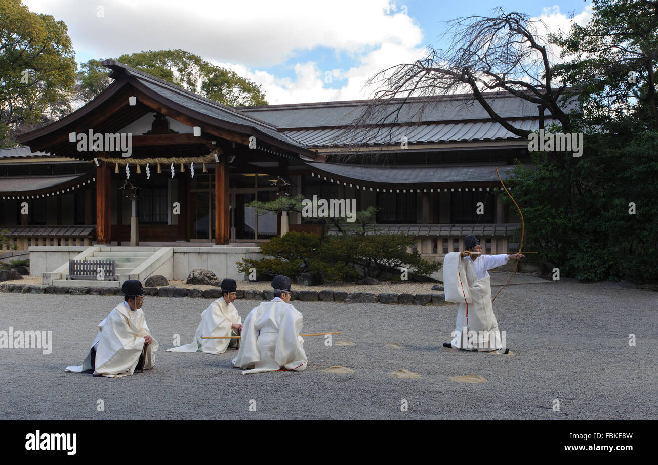 Japan shinto bow -Fotos und -Bildmaterial in hoher Auflösung - Seite 2 ...