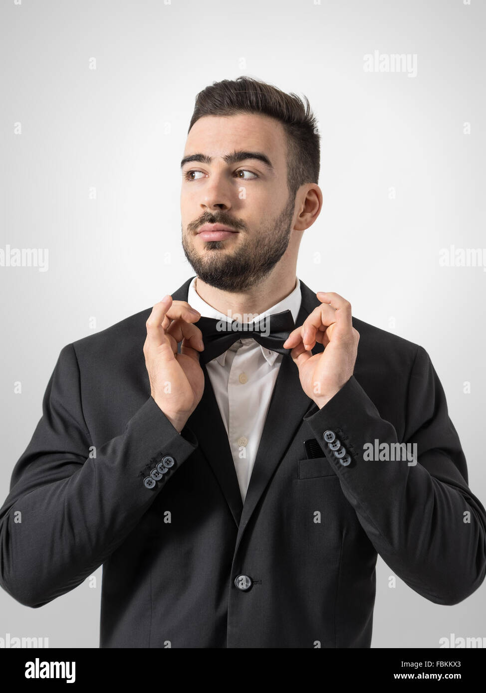 Cool zuversichtlich entspannt Mann einstellen, Fliege weg schauen ...