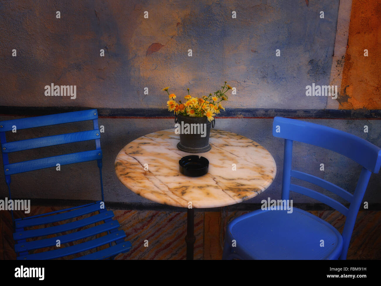 Zwei stuehle -Fotos und -Bildmaterial in hoher Auflösung – Alamy