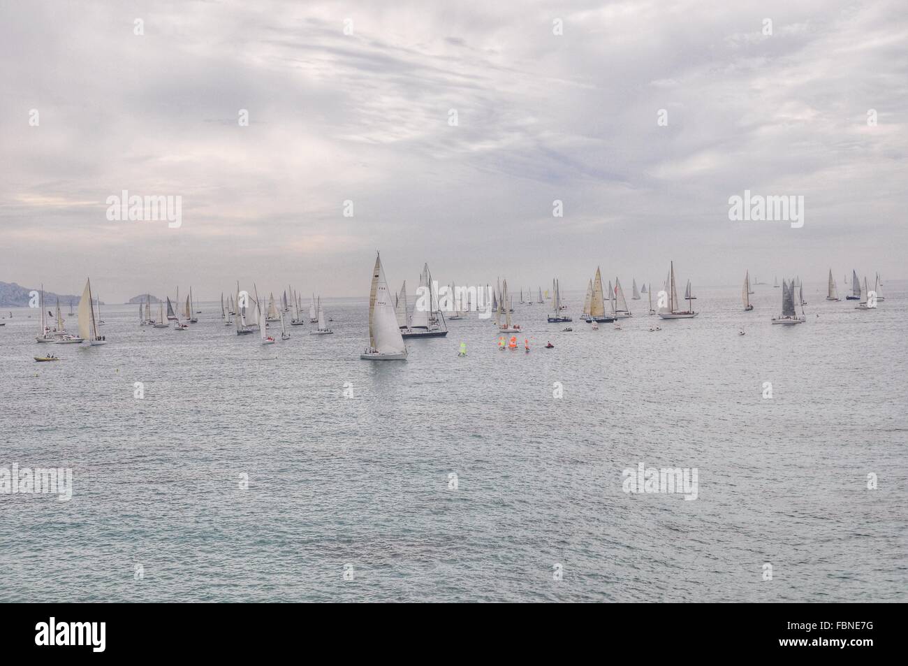 Schwimmende segelboote -Fotos und -Bildmaterial in hoher Auflösung – Alamy