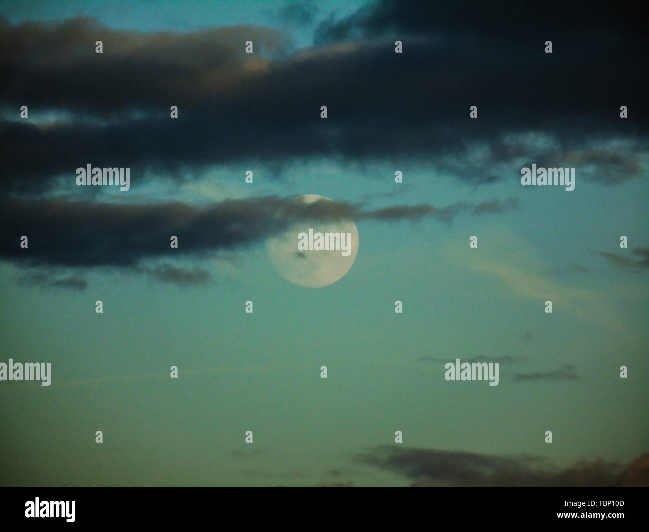 Wolke und mond -Fotos und -Bildmaterial in hoher Auflösung – Alamy