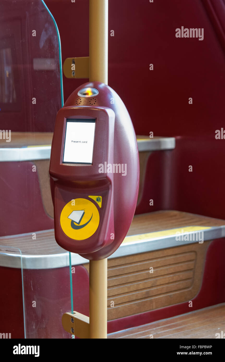 Tfl bus oyster card reader -Fotos und -Bildmaterial in hoher Auflösung ...