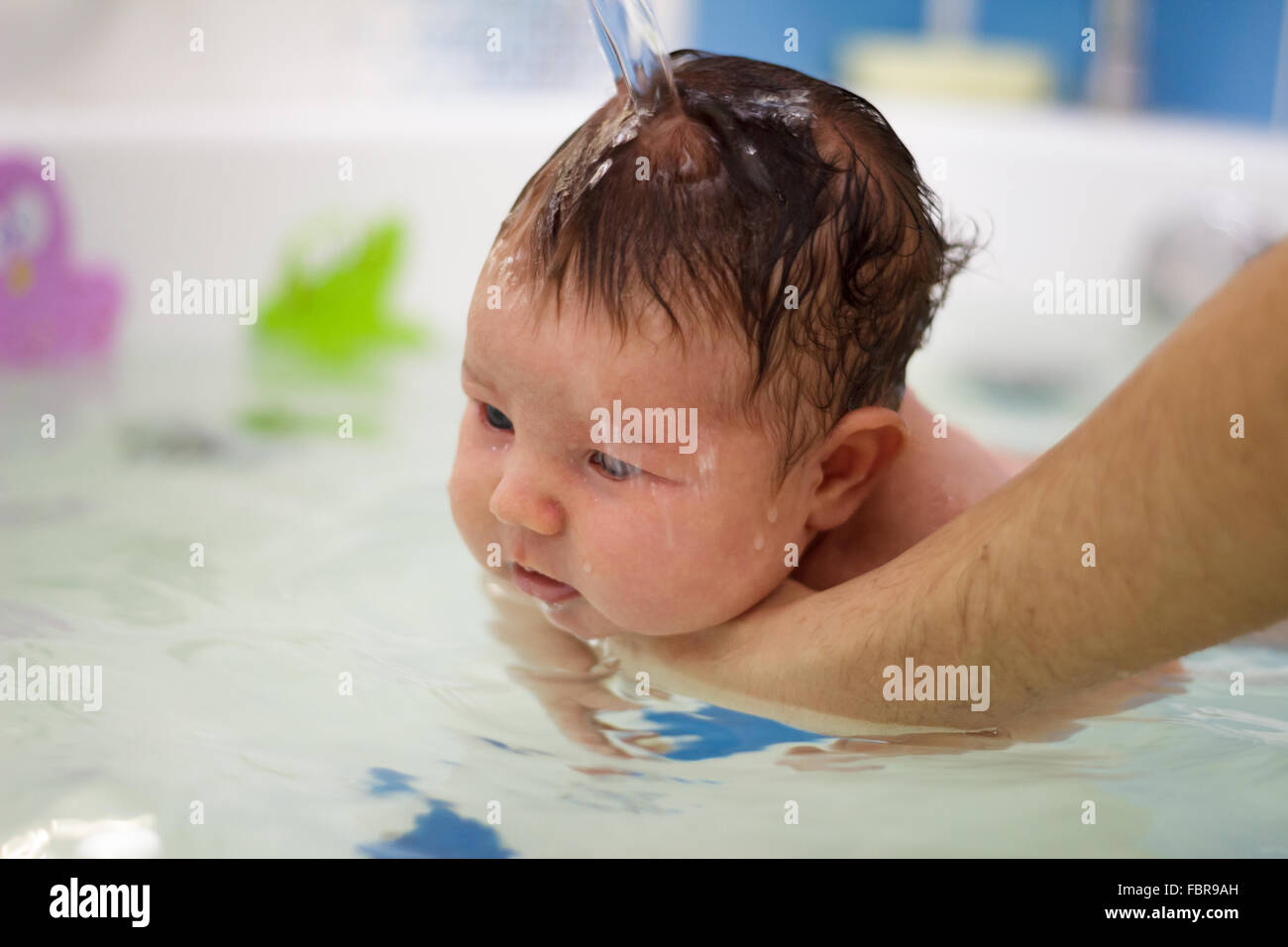 Mutter baden baby girl -Fotos und -Bildmaterial in hoher Auflösung – Alamy