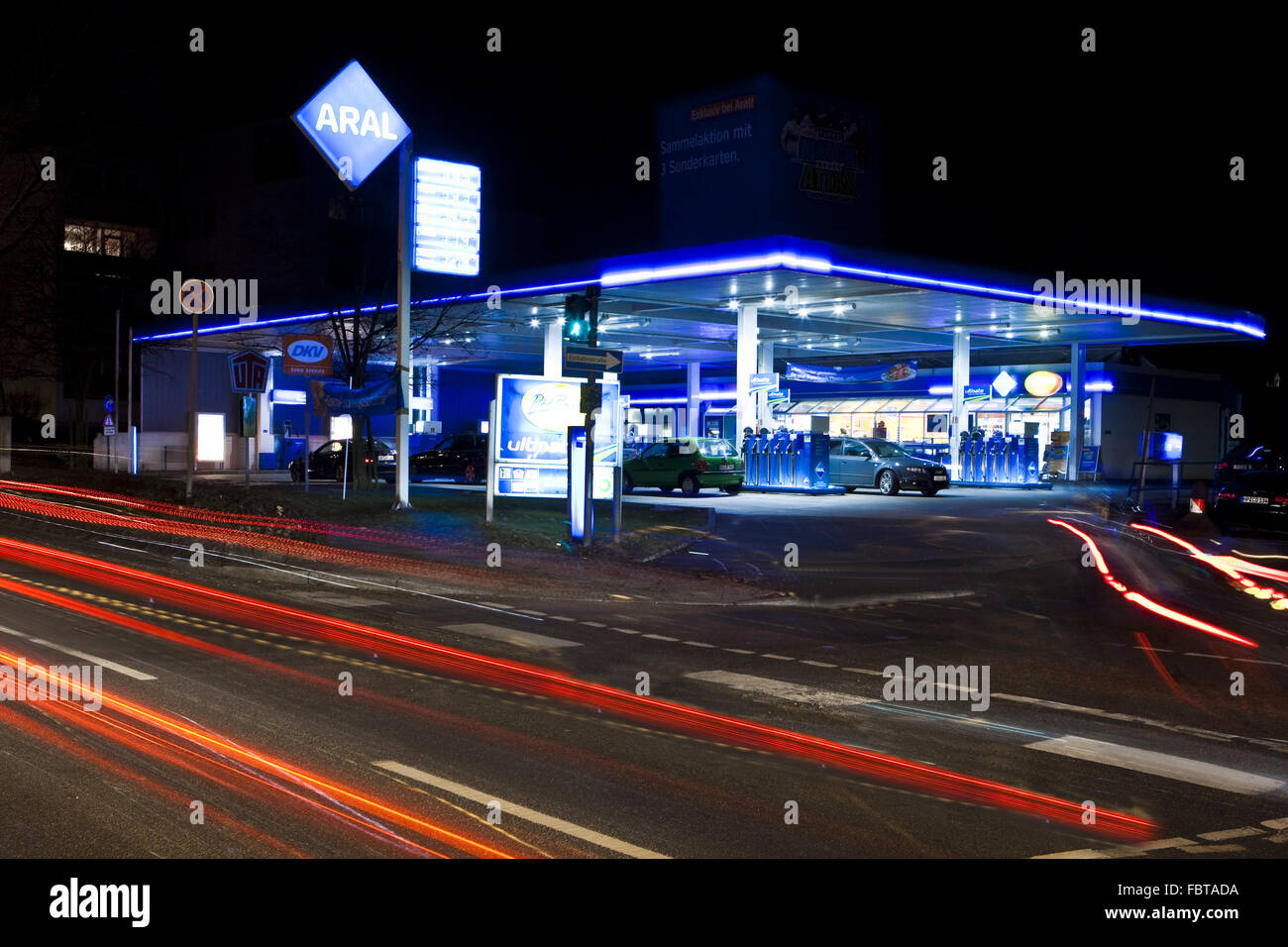 ARAL-Tankstelle in der Nacht Stockfotografie - Alamy