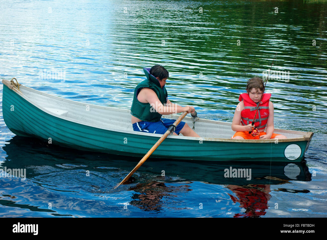 Kinder, Die Ein Boot Rudern Stockfotos und -bilder Kaufen - Alamy