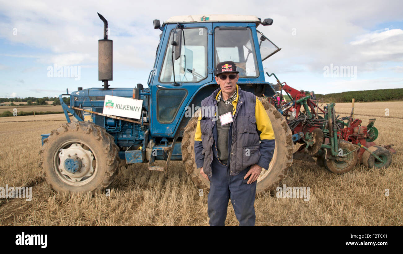Irischer Bauer stand vor seinem Traktor bei den Pflügen Meisterschaften ...