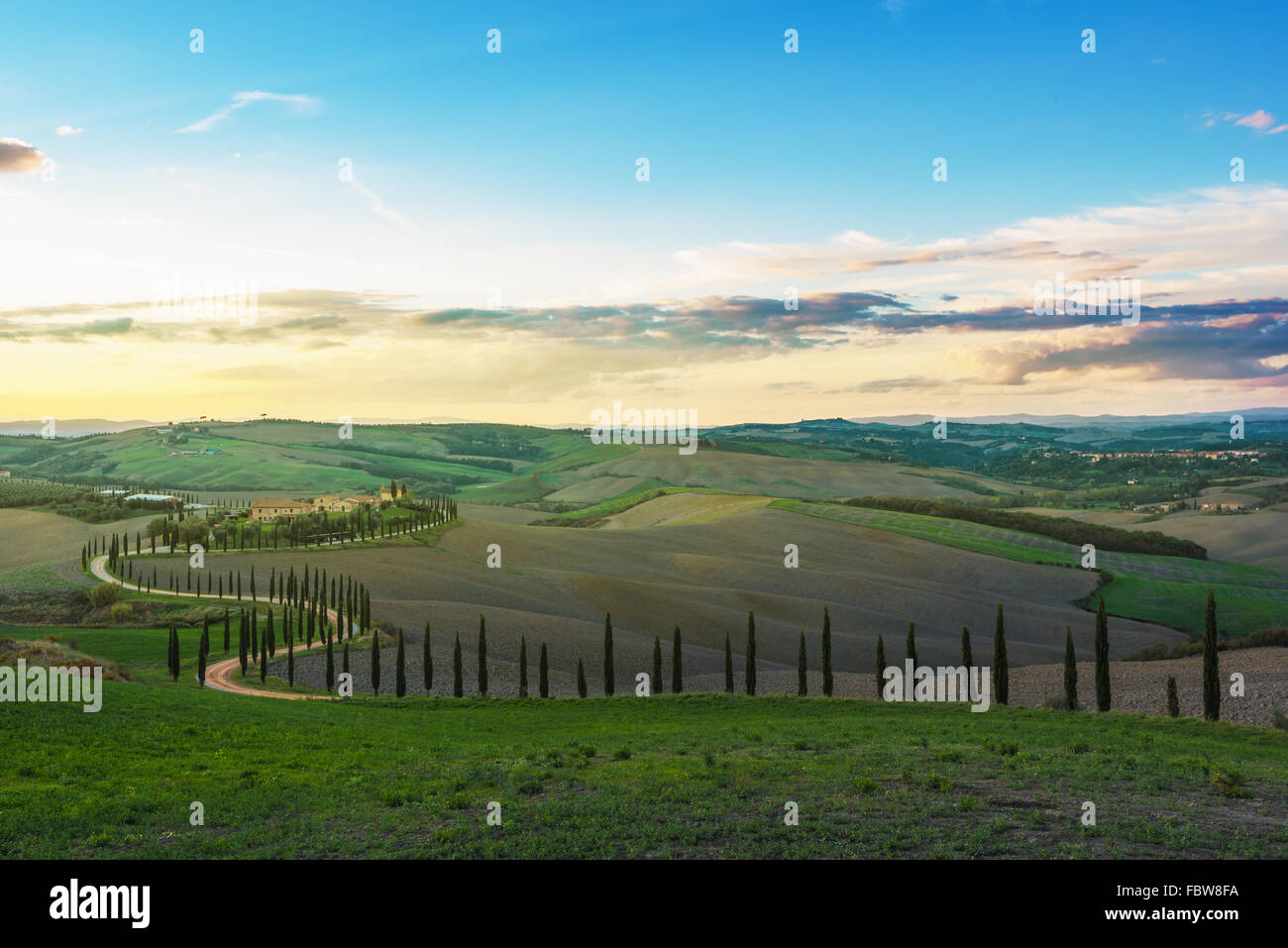 Fantastische sonnige Herbst-Feld in Italien, Toskana-Landschaft ...