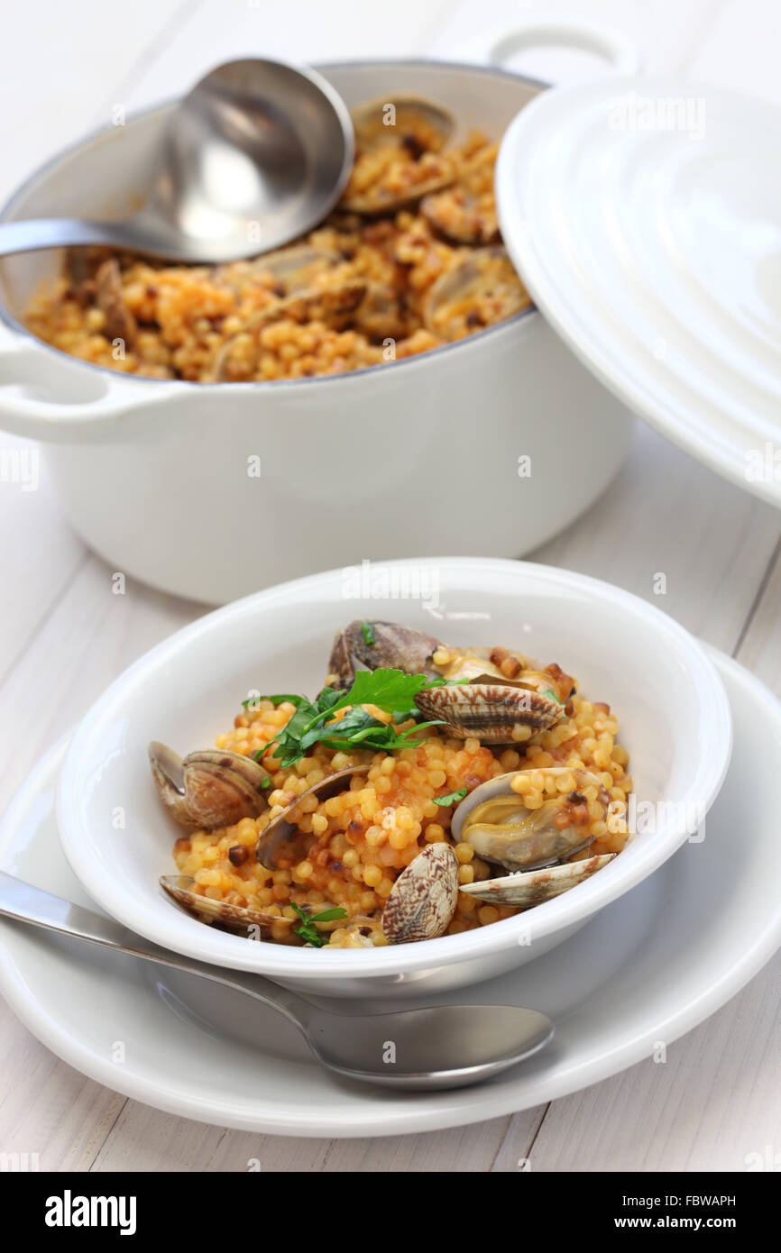 sardische Pasta mit Muscheln, italienische Küche, Fregola Con Vongole ...