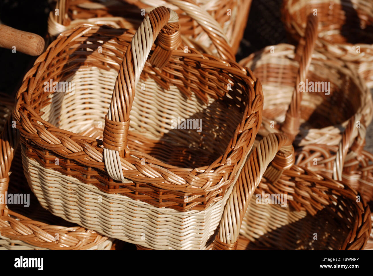 Körbe korb handgemacht -Fotos und -Bildmaterial in hoher Auflösung – Alamy