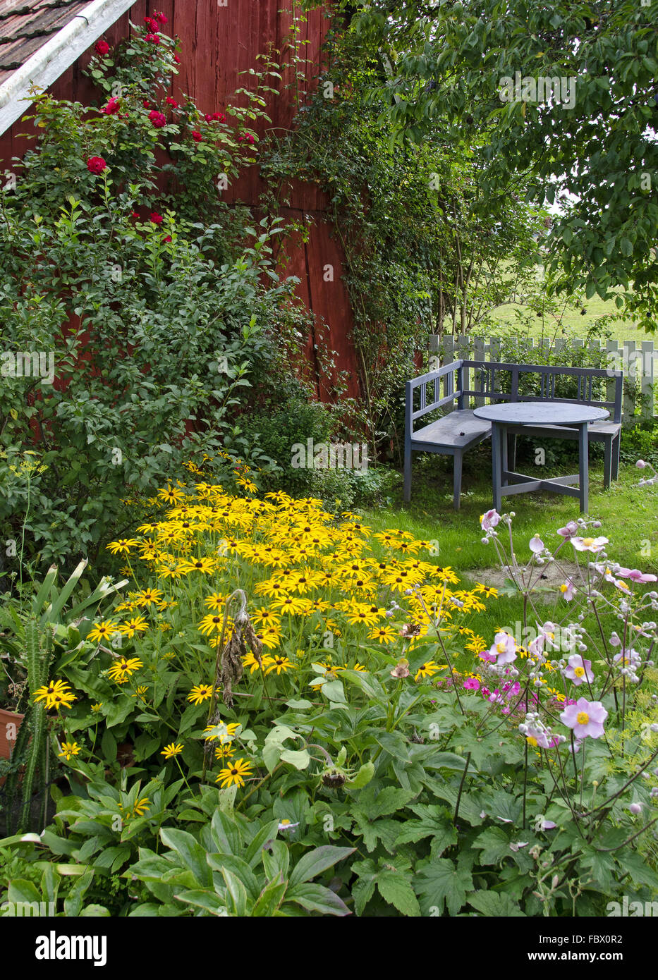 Gartenbank gemalt -Fotos und -Bildmaterial in hoher Auflösung – Alamy