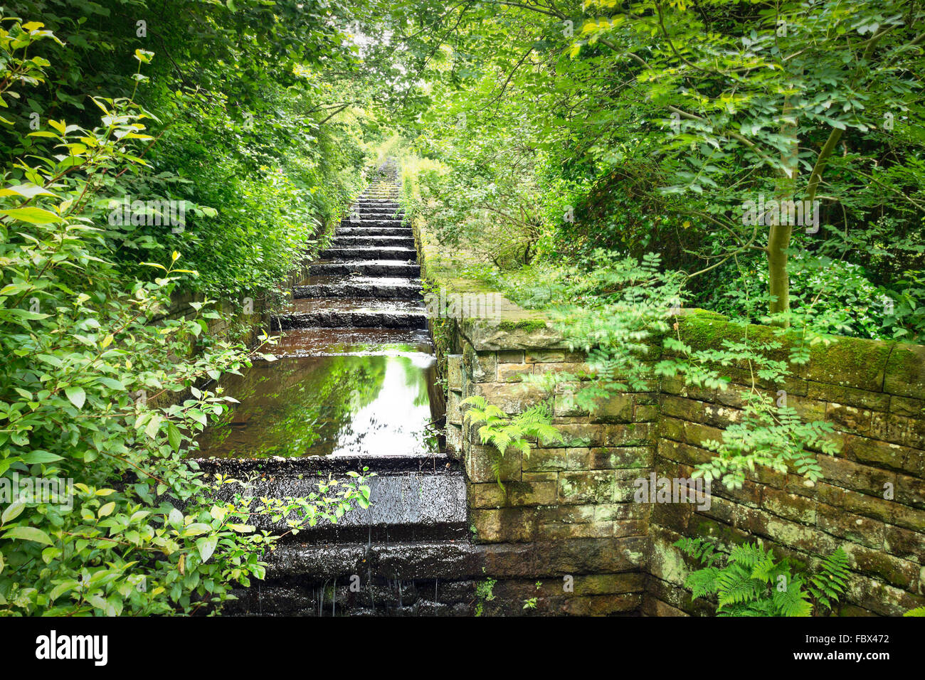 Der Wasserüberlauf am Strinsdale Stausee, Waterhead, Oldham, Lancashire ...