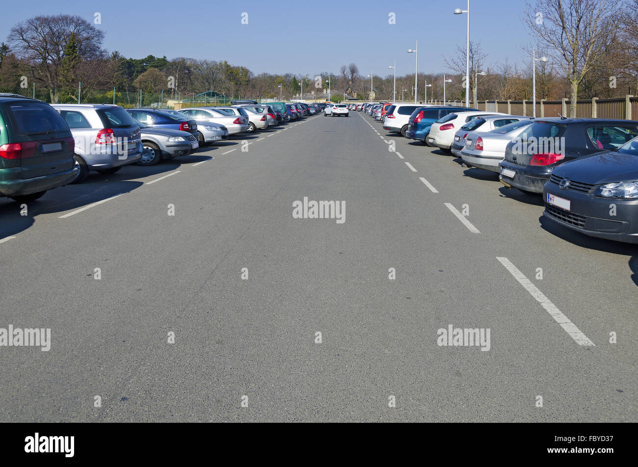 Car park full of cars -Fotos und -Bildmaterial in hoher Auflösung – Alamy
