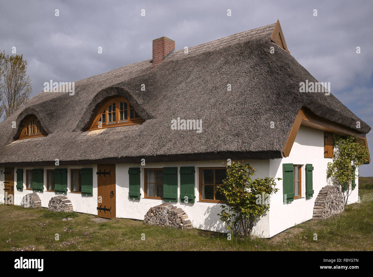 Hiddensee island thatched house -Fotos und -Bildmaterial in hoher ...