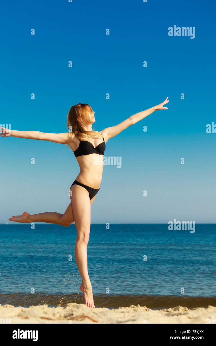 Mädchen im bikini -Fotos und -Bildmaterial in hoher Auflösung - Seite 2 - Alamy