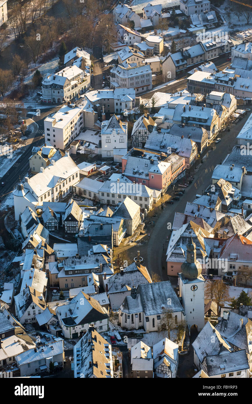 Luftbild, alte Stadt Arnsberg in den Schnee, der Glockenturm und die ...