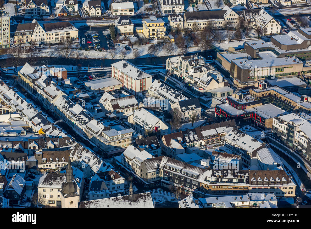 Luftaufnahme, Blick auf Meschede mit Henne im Schnee, Meschede ...