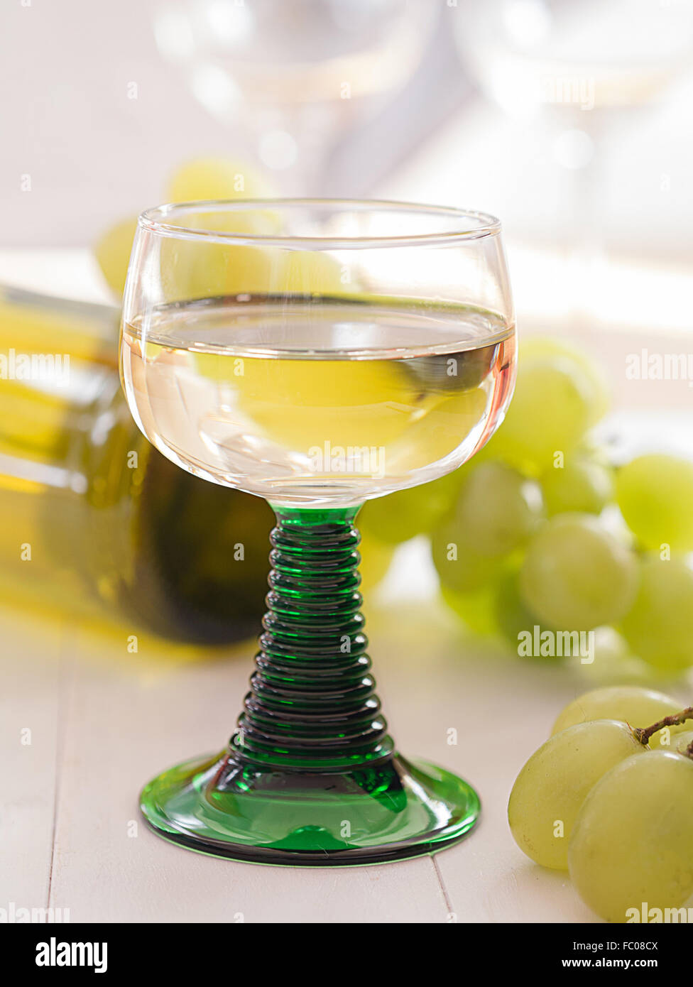 Ein Glas Weißwein in der römischen Glas ist Stockfotografie - Alamy