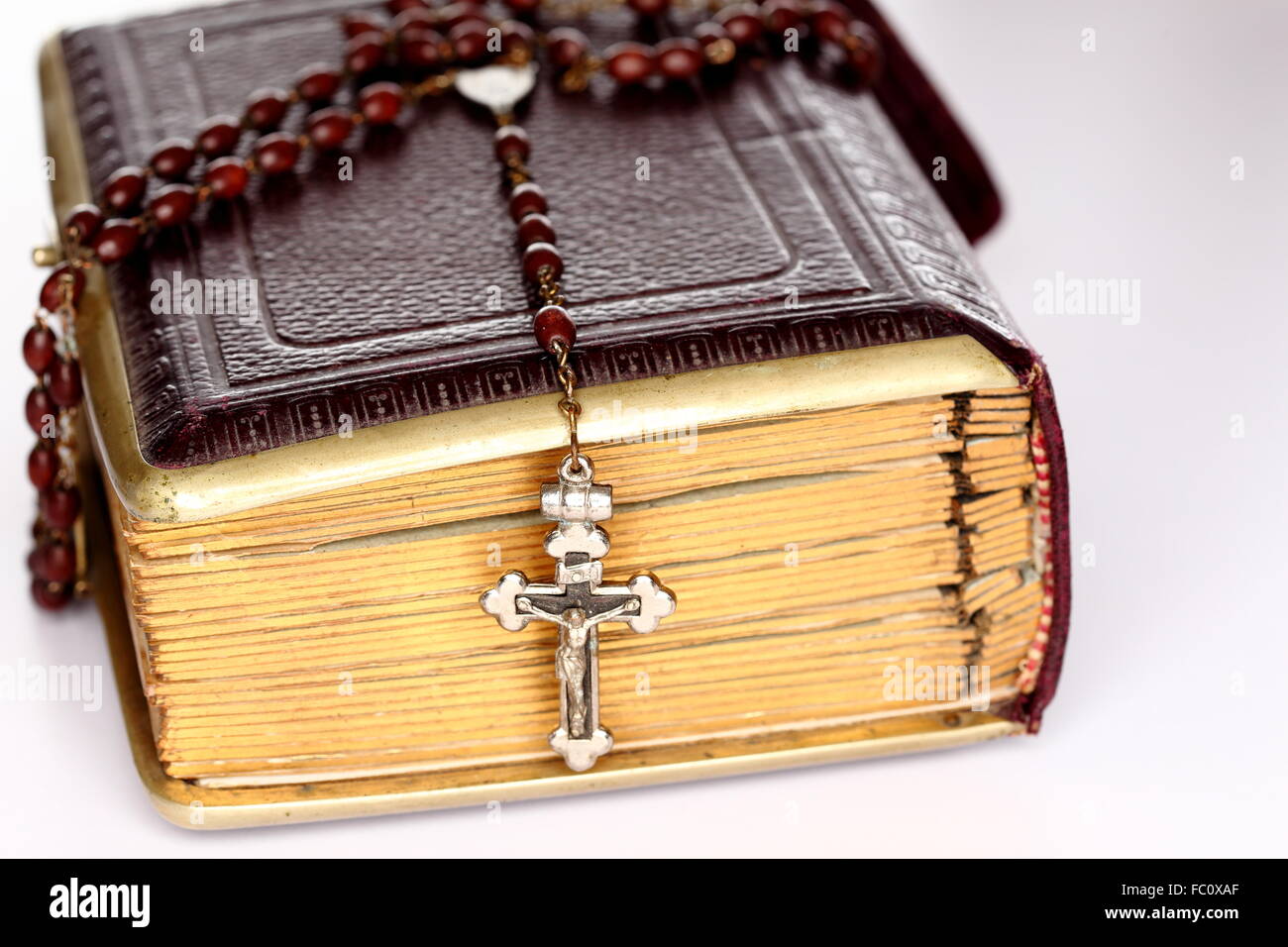 Bibel und kreuz -Fotos und -Bildmaterial in hoher Auflösung – Alamy